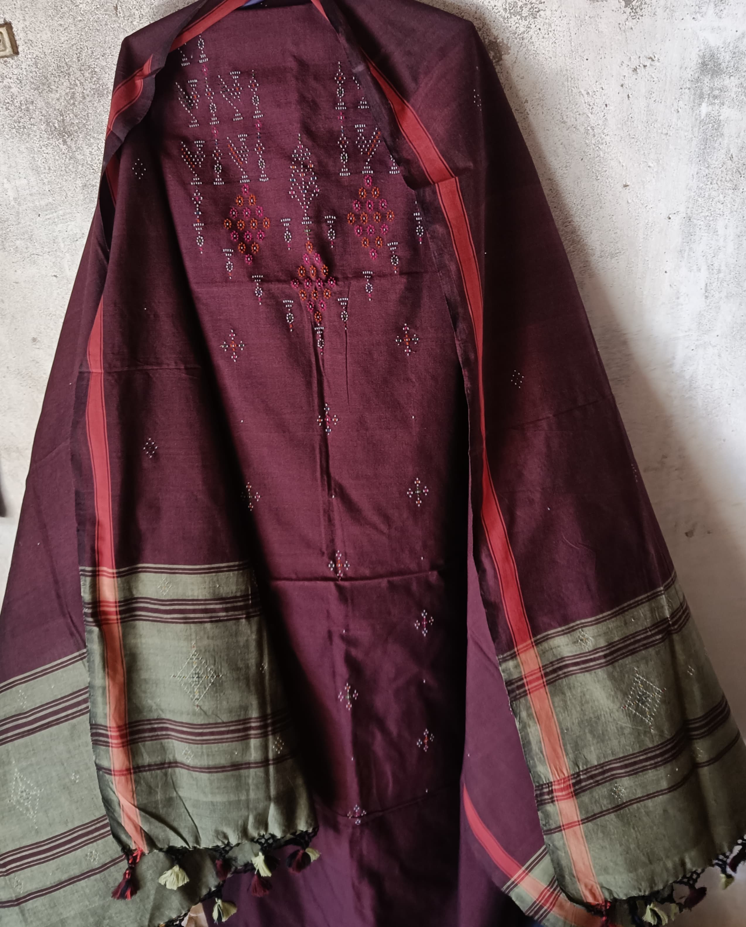 Pure handloom cotton tangaliya work suit in maroon – HolyThread India