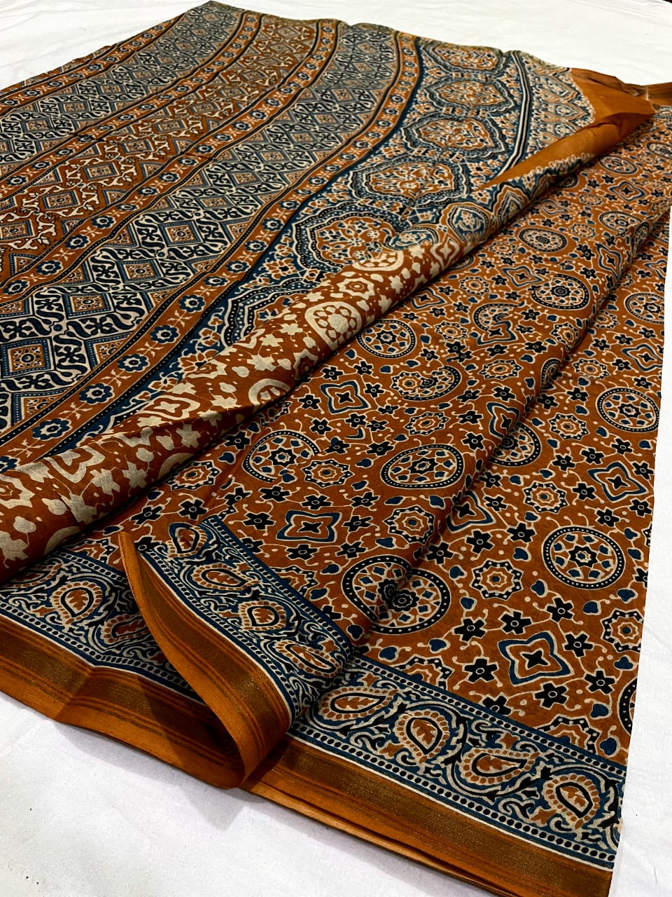 pure malmal cotton azrak print saree – HolyThread India